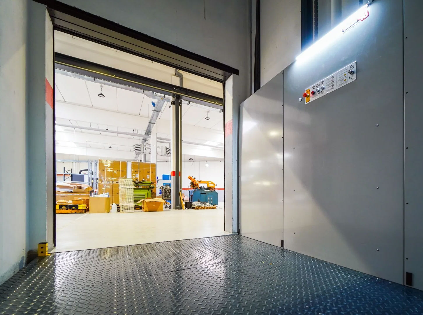 Lifturi de marfă pentru magazine: Eficiență și economie de spațiu